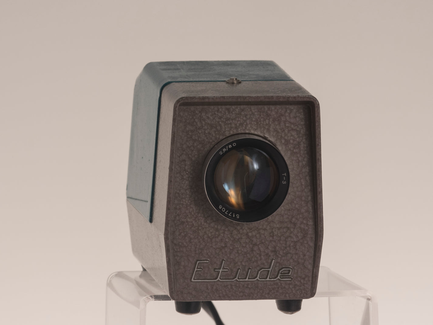 FED Etude compact 35mm slide projector – New Wave Pool