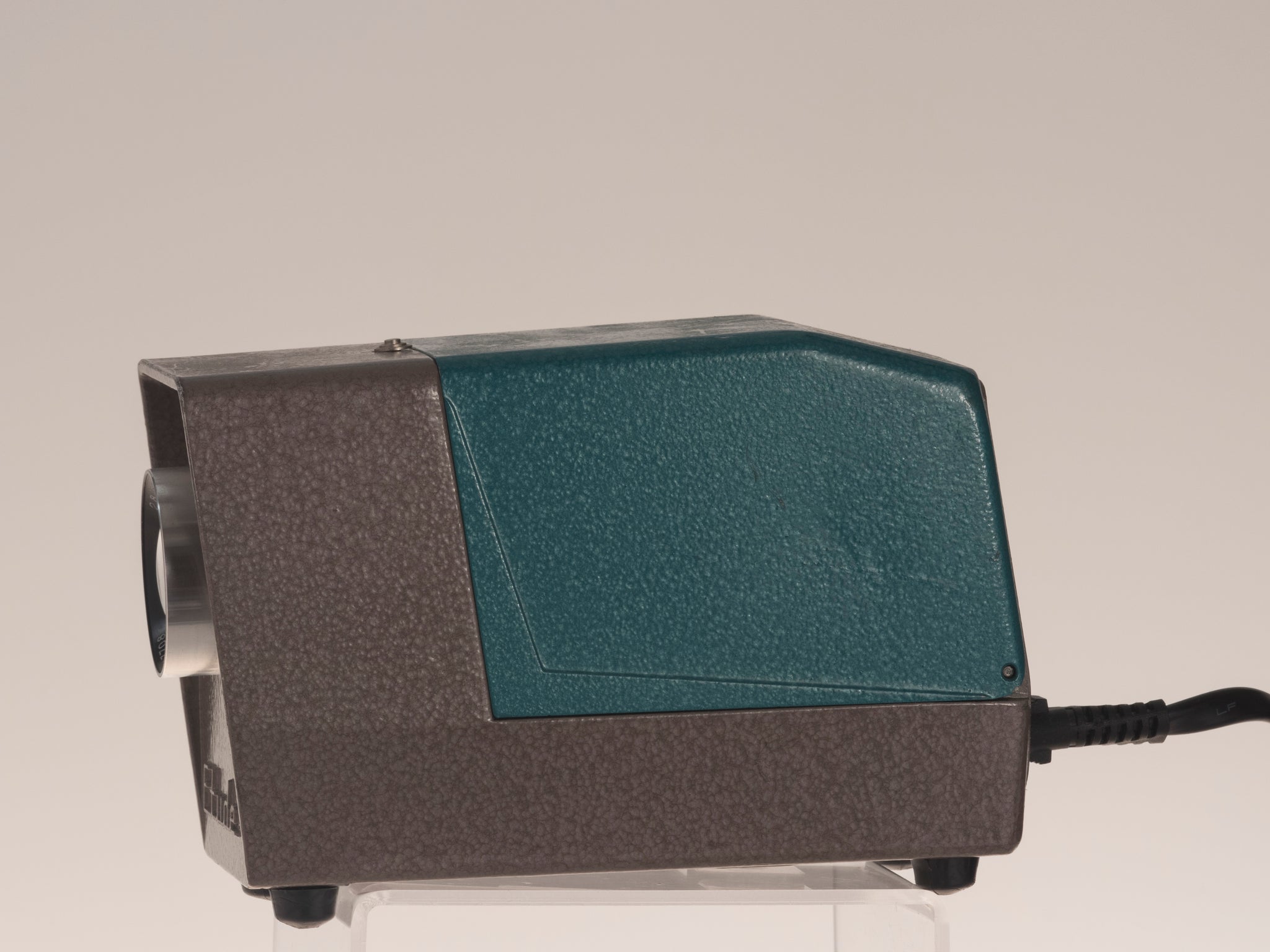 FED Etude compact 35mm slide projector – New Wave Pool